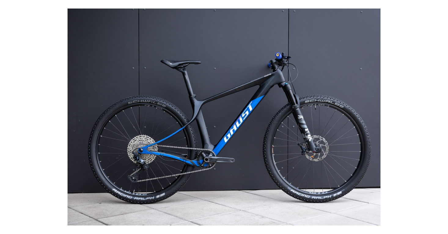 GHOST Lector Essential Raw Carbon Matt/Blue Gloss - M | Mojekolo.cz